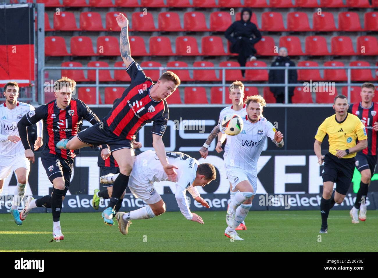 Sebastian Gronning (FC Ingolstadt 04, Nr.11) beim Kopfball gegen ...
