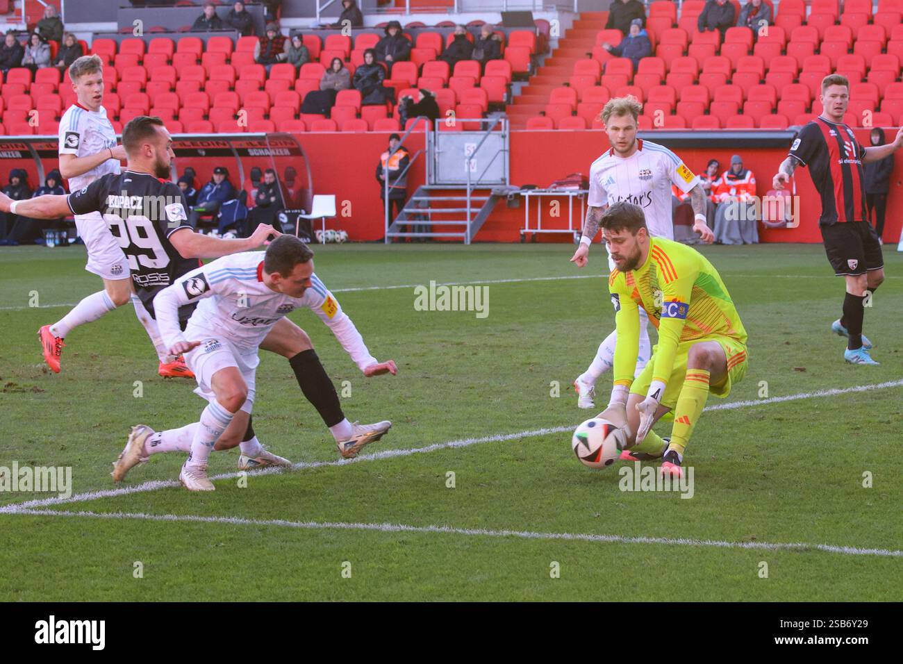 David Kopacz (FC Ingolstadt 04, Nr.29) versucht an Patrick Sontheimer ...