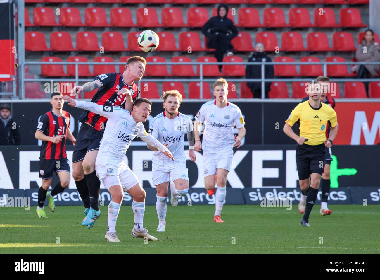 Sebastian Gronning (FC Ingolstadt 04, Nr.11) beim Kopfball gegen ...
