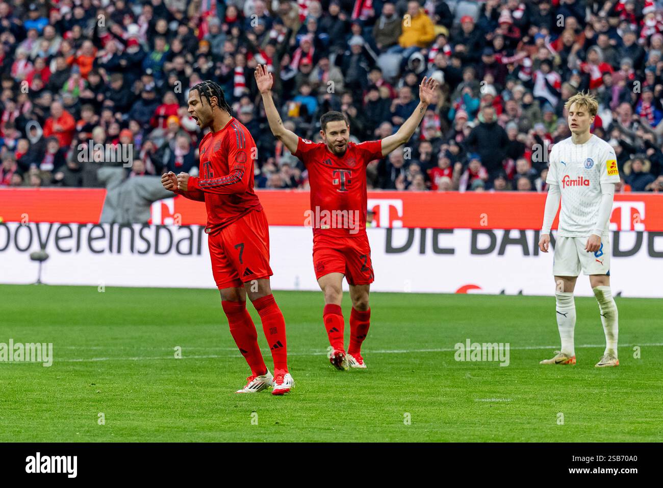 Raphael Guerreiro (FC Bayern Muenchen, #22) und Serge Gnabry (FC Bayern ...