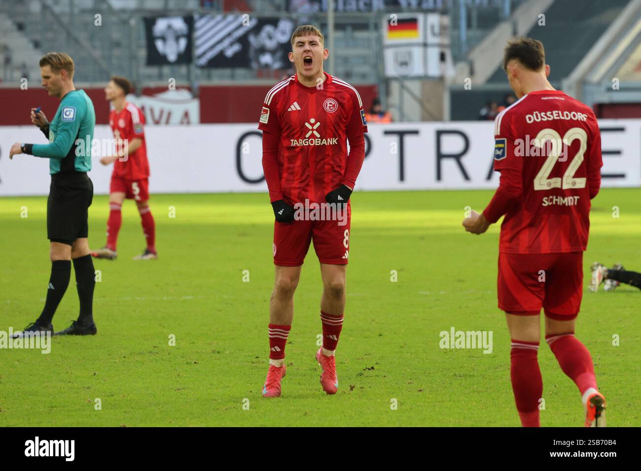 Duesseldorf, Deutschland. 01st Feb, 2025. Jubel nach dem Schlusspfiff: Isak Bergmann Johannesson ...
