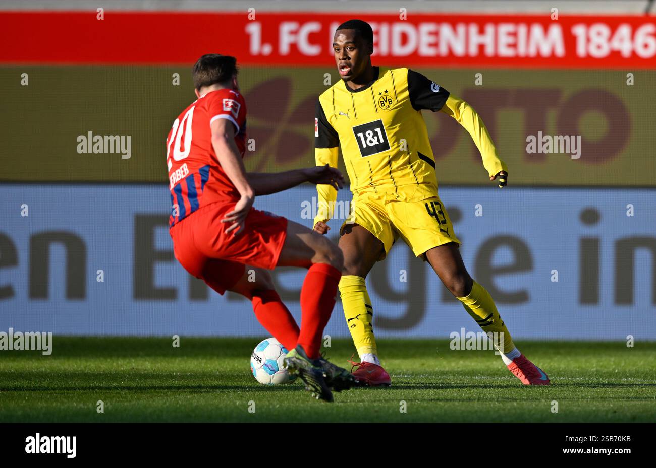 Heidenheim, Deutschland. 01st Feb, 2025. Zweikampf, Aktion Jamie Bynoe-Gittens Borussia Dortmund ...