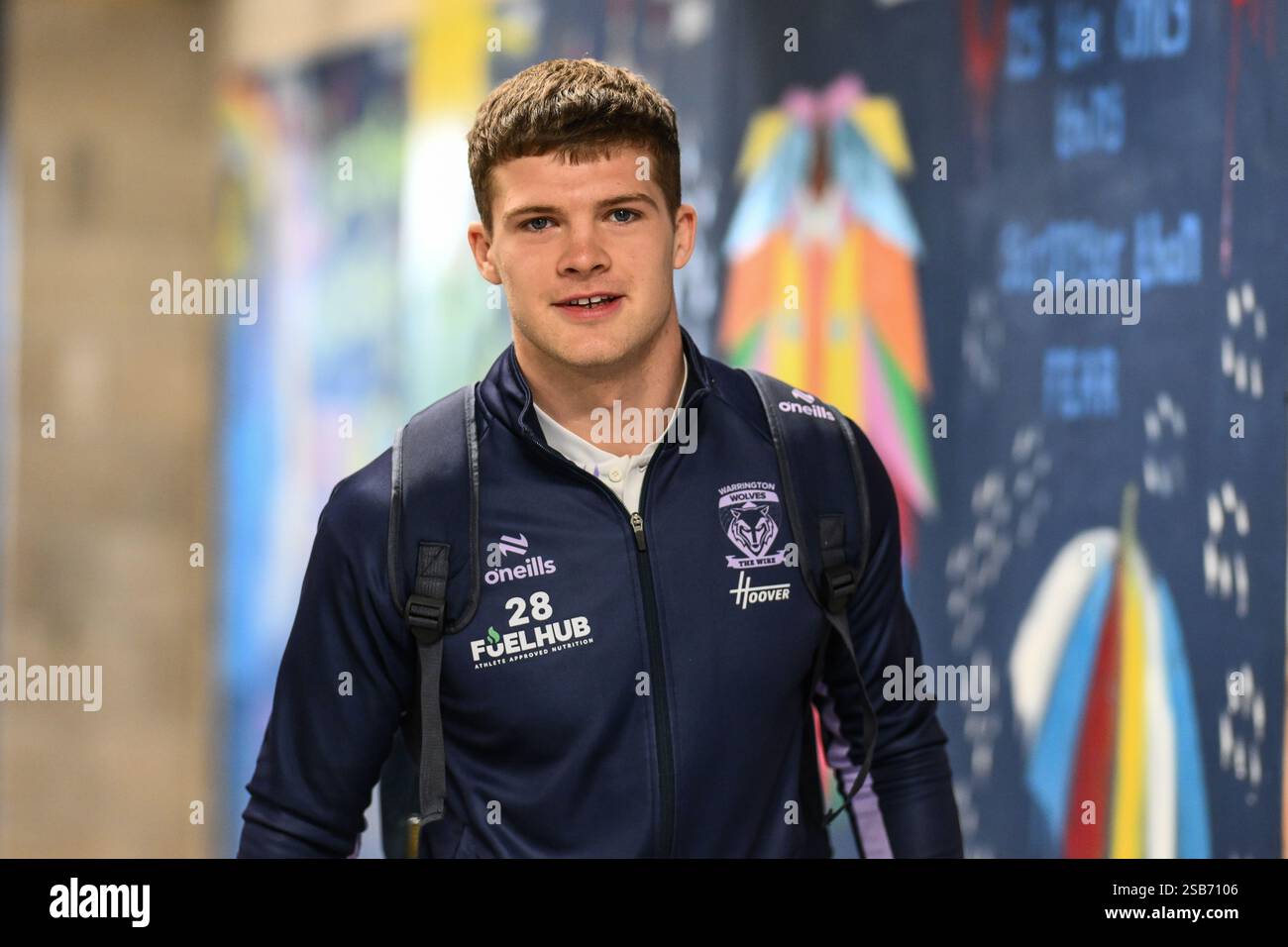 Jake Thewlis of Warrington Wolves arrives ahead of Toby King's ...