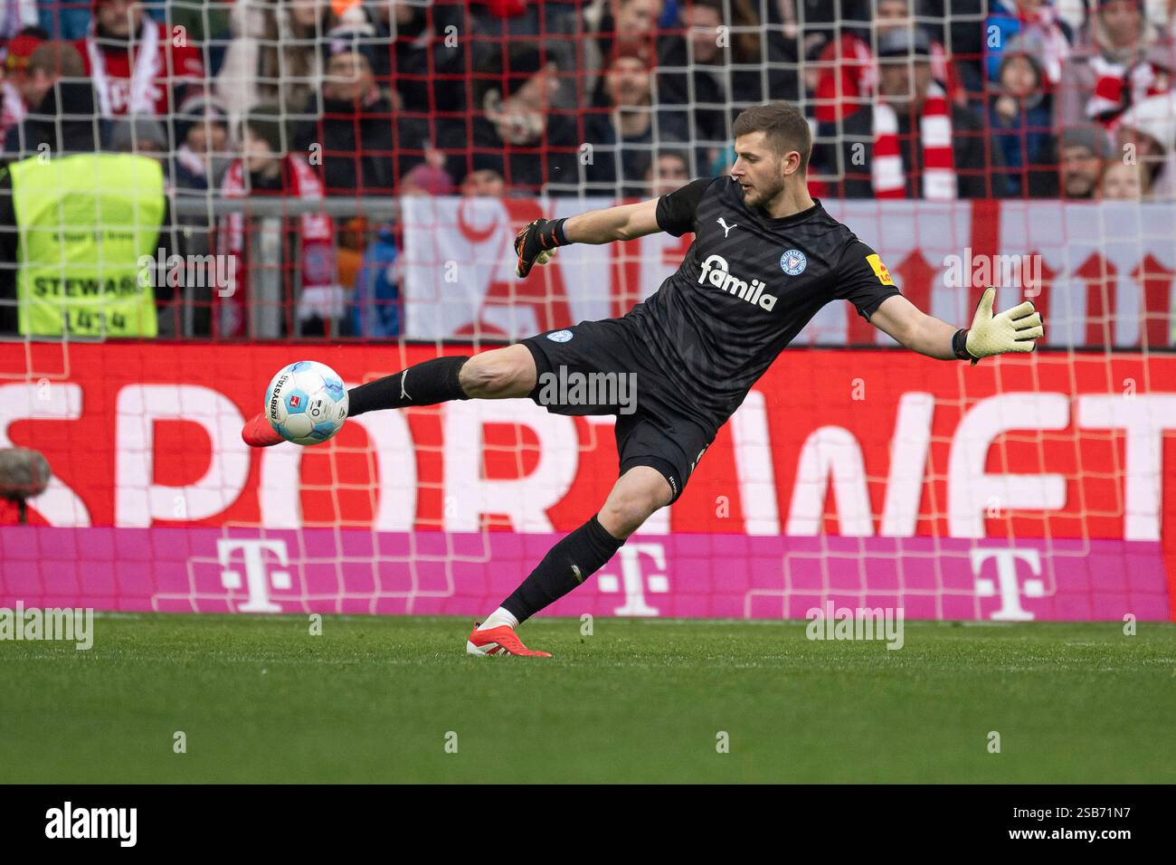 Muenchen, Deutschland. 01st Feb, 2025. Timon Weiner (Torwart, Holstein ...