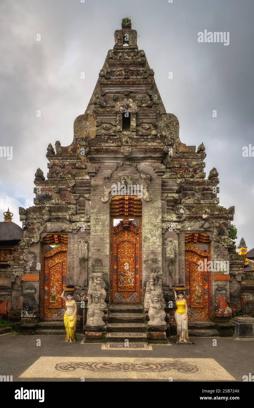 Bali, Indonesia, 4 Oct 2024 A majestic and stunning Balinese Ulun Danu ...