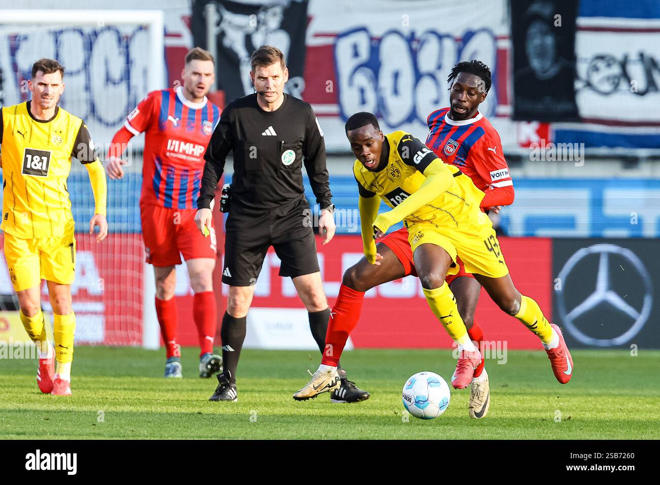 Jamie Bynoe-Gittens (Borussia Dortmund 09, #43) am Ball GER, 1.FC Heidenheim vs. Borussia ...
