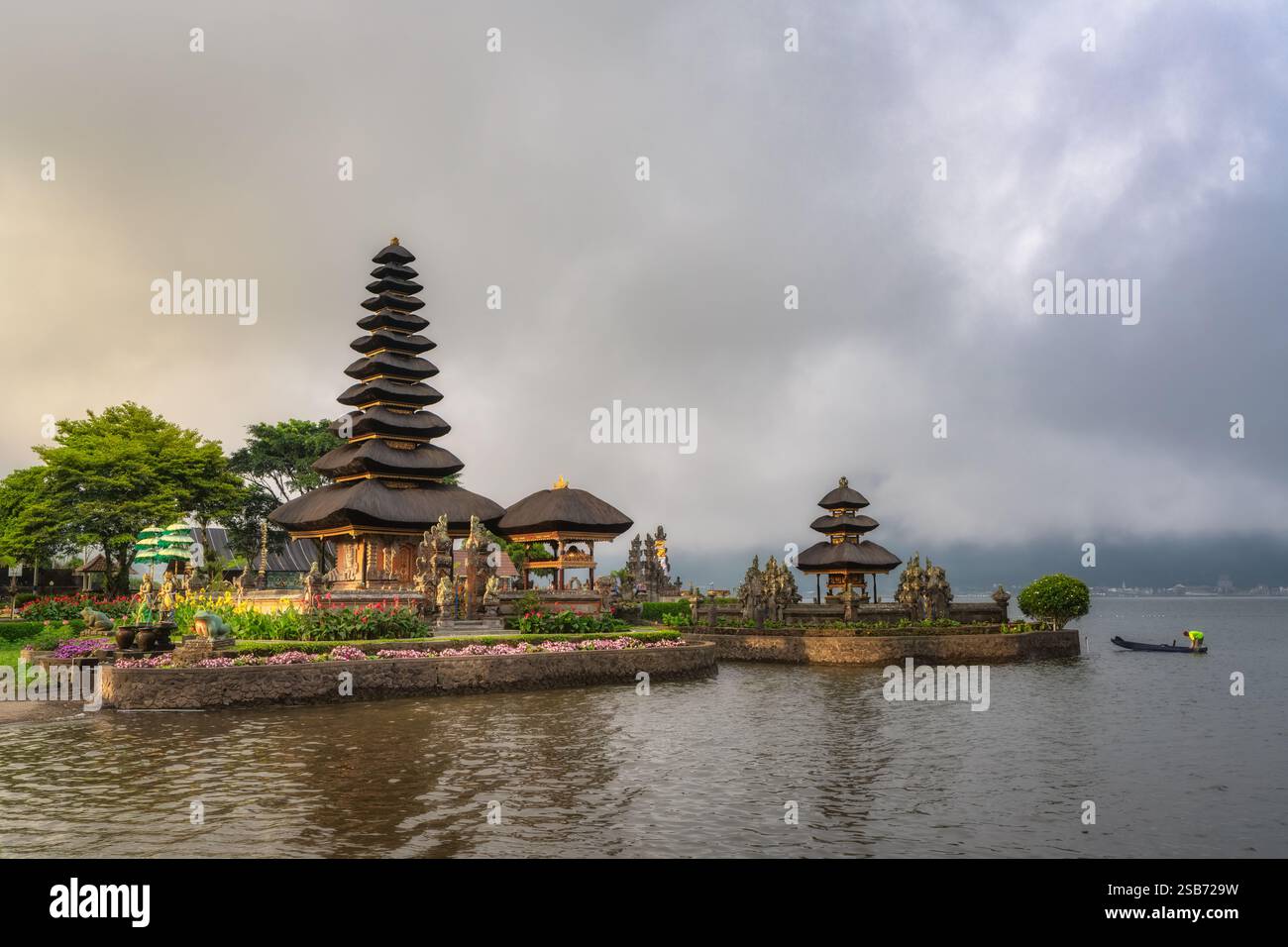 Bali, Indonesia, 4 Oct 2024 A picturesque Ulun Danu Beratan Temple ...