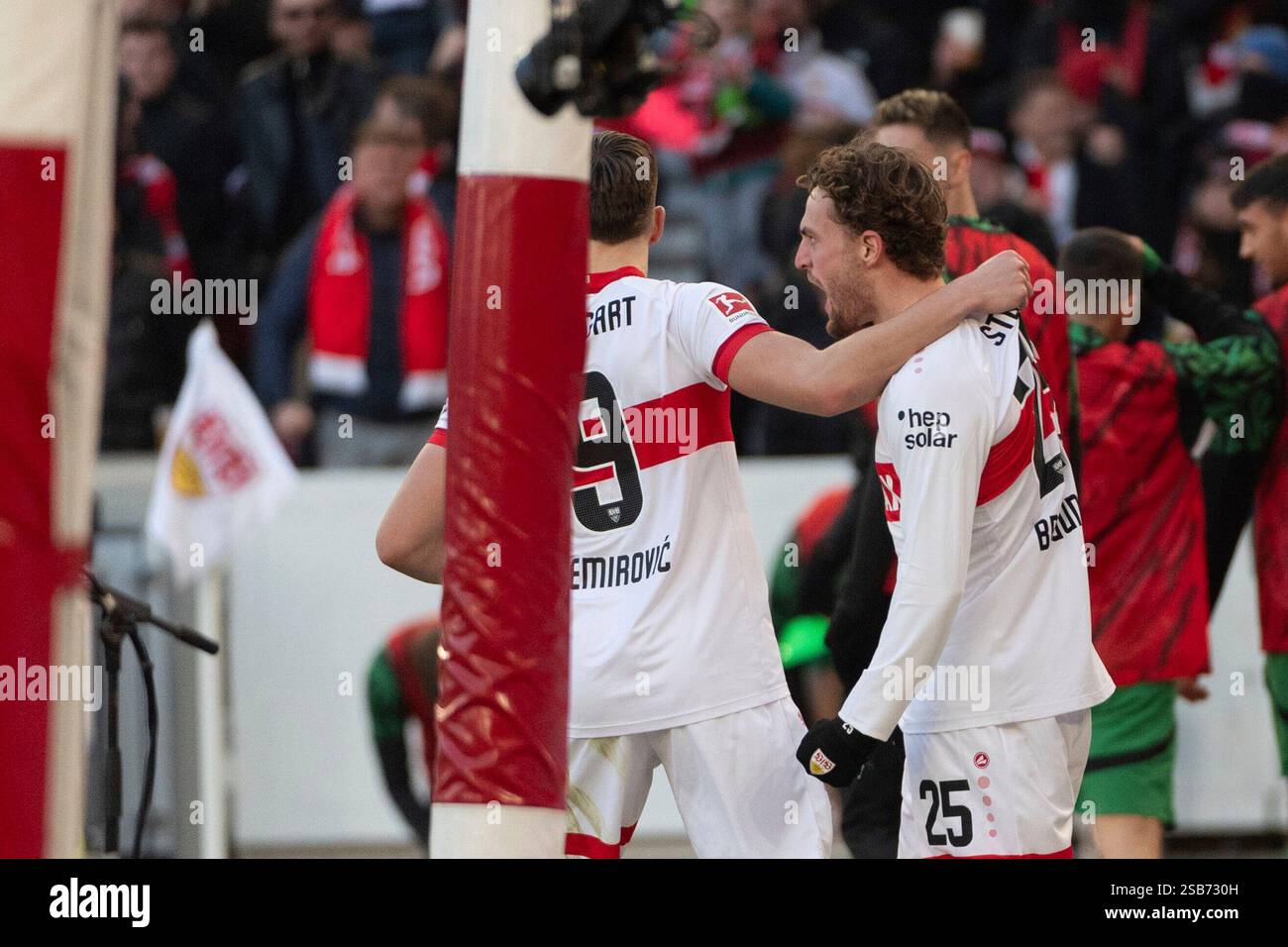 Jacob Bruun Larsen (VfB Stuttgart, #25) bejubelt das Eigentor, Tor zum ...