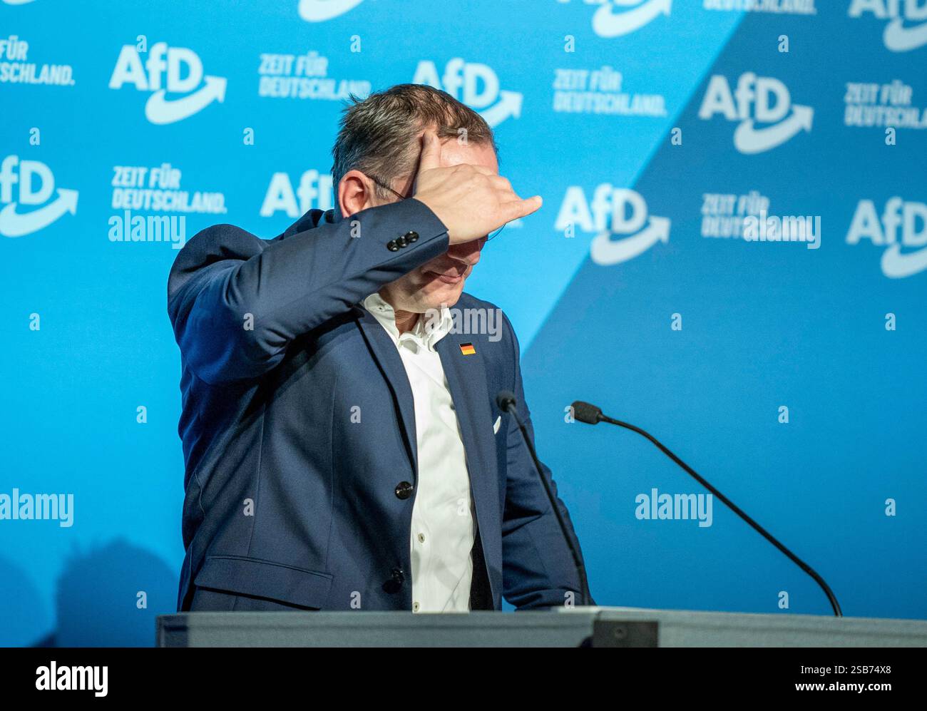Tino Chrupalla Vorsitzender der AfD-Bundestagsfraktion blickt nach ...