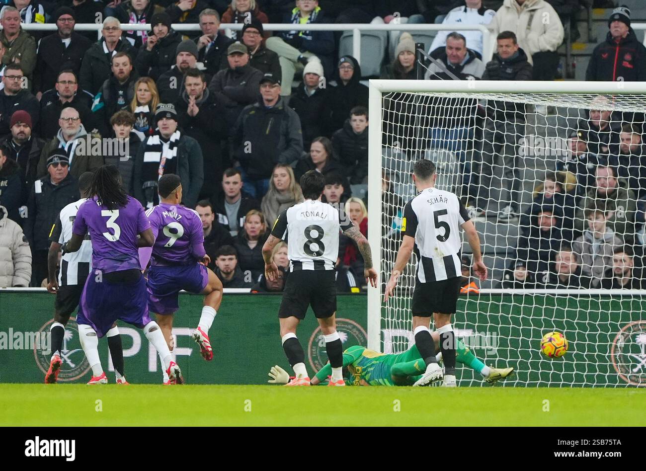 Fulham's Rodrigo Muniz scores their side's second goal of the game ...