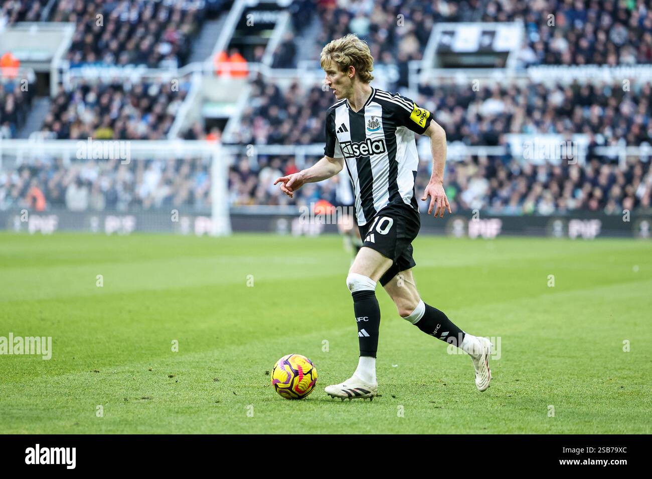 Anthony Gordon of Newcastle United runs with the ball during the ...