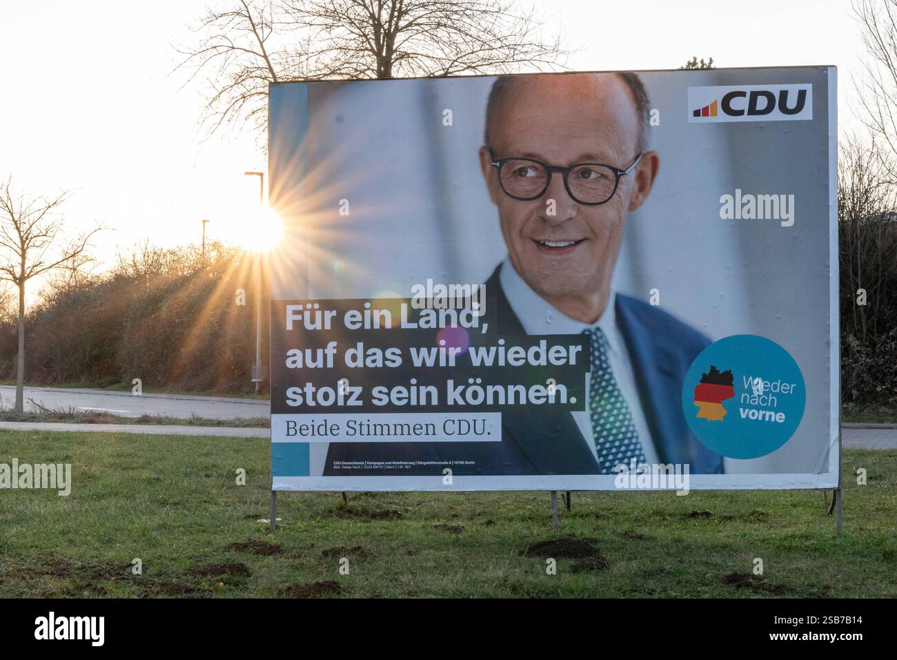 CDU-Wahlplakat mit Friedrich Merz im Gegenlicht 01.02.25, Hünfelden ...