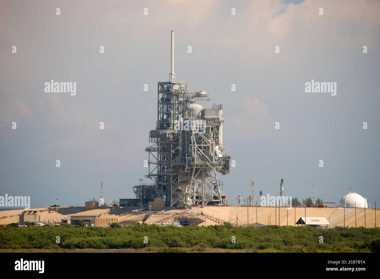 View of the launch pad at the Kennedy Space Center, showcasing the ...