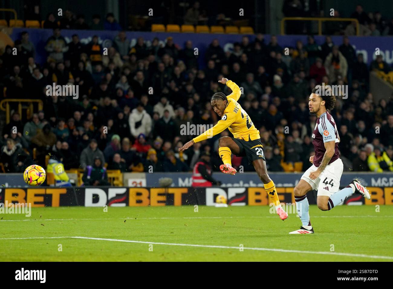 Wolverhampton Wanderers' Jean-Ricner Bellegarde (left) scores his sides ...