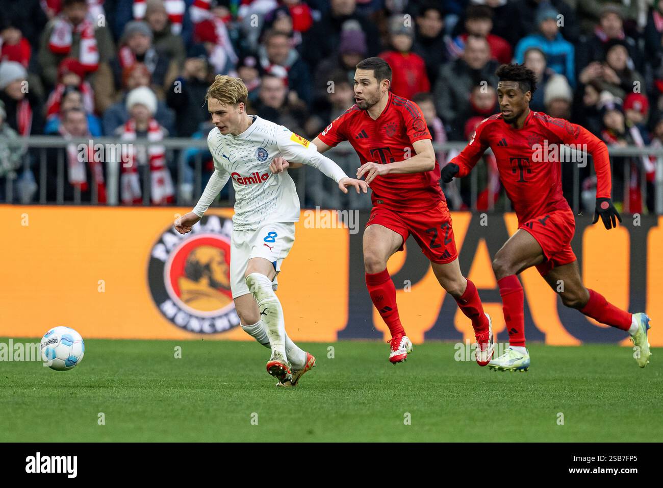 Finn Porath (Holstein Kiel, #8) verfolgt von Raphael Guerreiro (FC ...