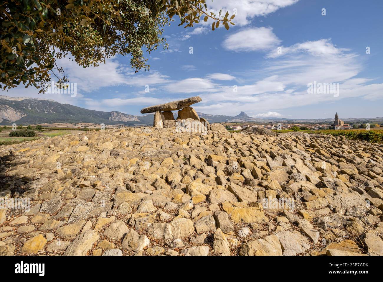 dolmen Witchcraft" chabola de la hechicera", neolithic, Elvillar, Alava ...
