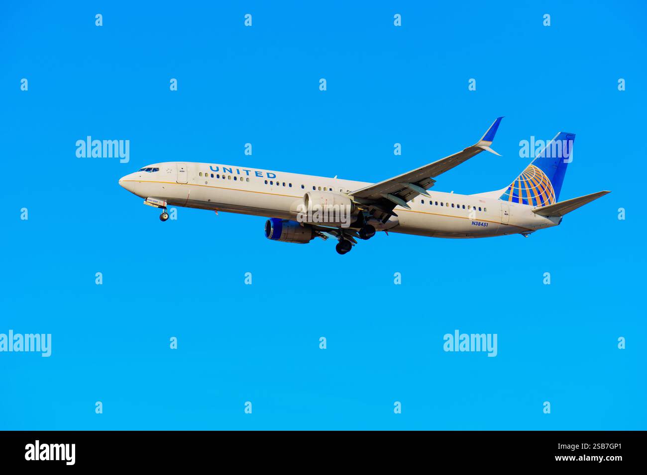 Los Angeles, California - January 6, 2025: United Airlines passenger ...