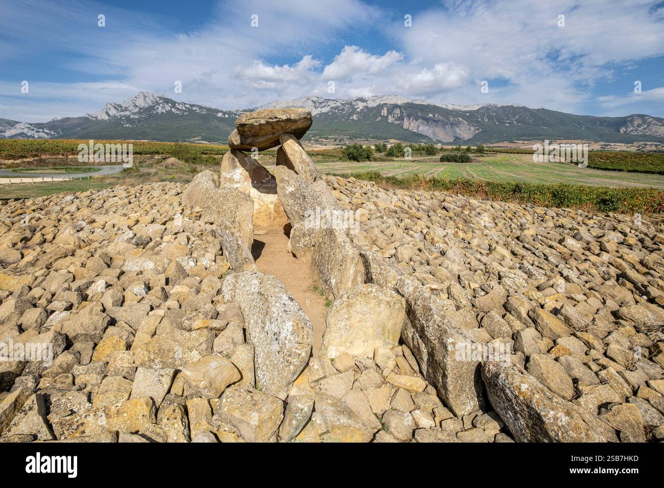 dolmen Witchcraft" chabola de la hechicera", neolithic, Elvillar, Alava ...