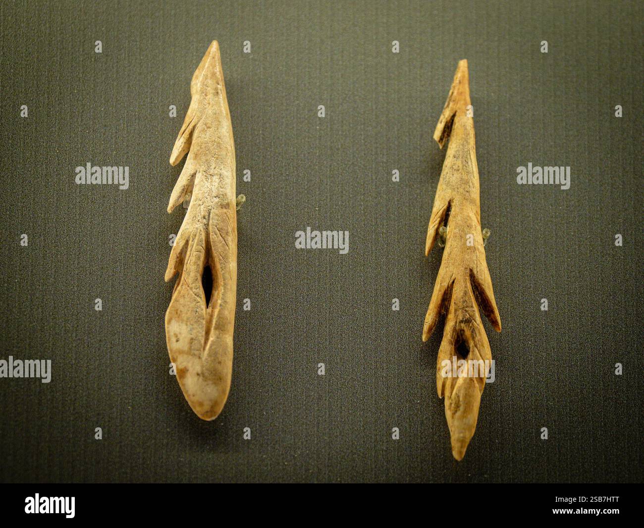 Flat-lined harpoons, Arenaza cave, Galdames, Arkeologi Museoa, Museo ...