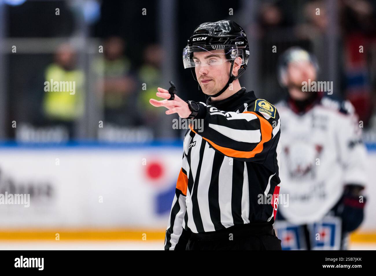 250201 Domare Filip Eriksson under ishockeymatchen i SHL mellan Rögle ...