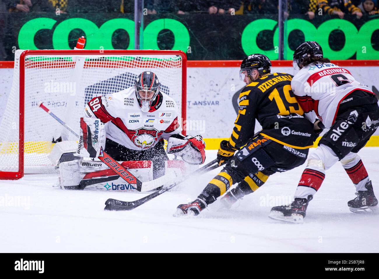 250201 Malmö Redhawks målvakt Marek Langhamer under ishockeymatchen i SHL mellan Skellefteå och ...