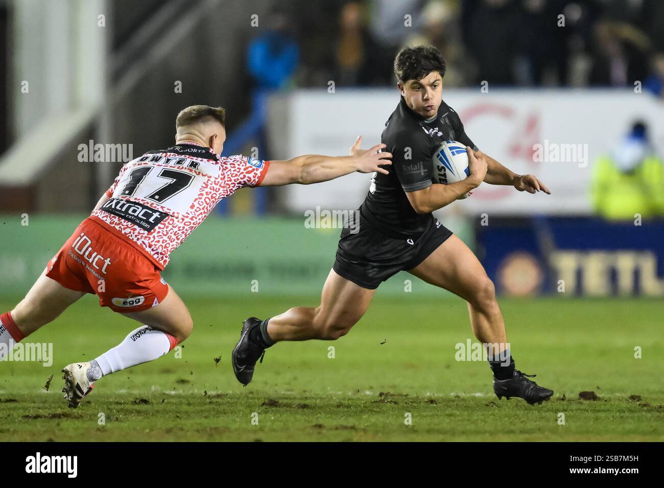 Oli Leyland of Warrington Wolves evades the tackle of Brad Dwyer of ...