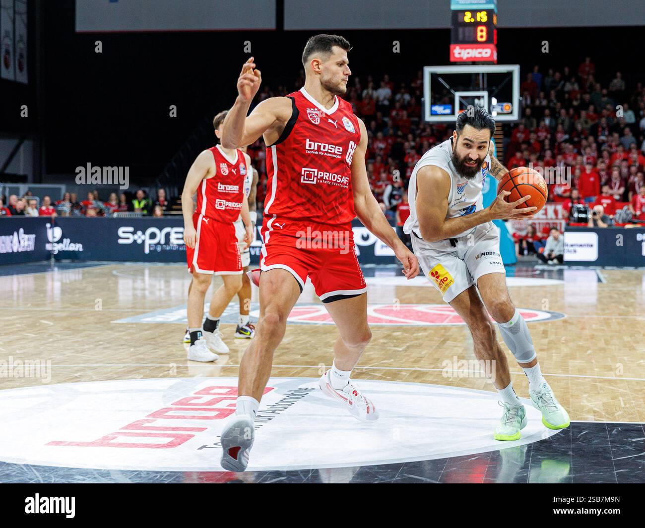 Filip Stanic (Bamberg Baskets, #65), Martin Breunig (Syntainics MBC ...