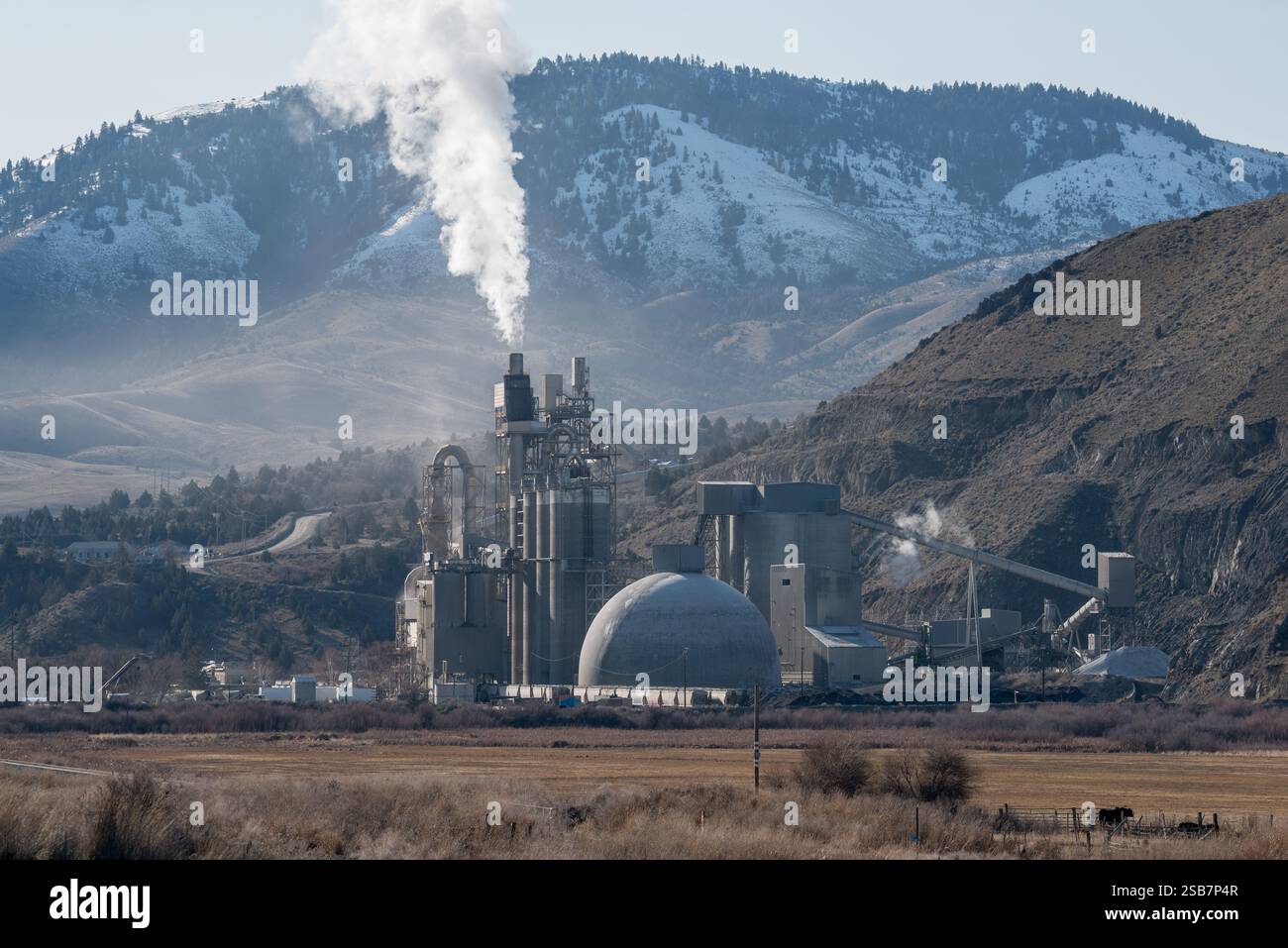 The Ash Grove Cement Plant in Durkee, Oregon Stock Photo - Alamy
