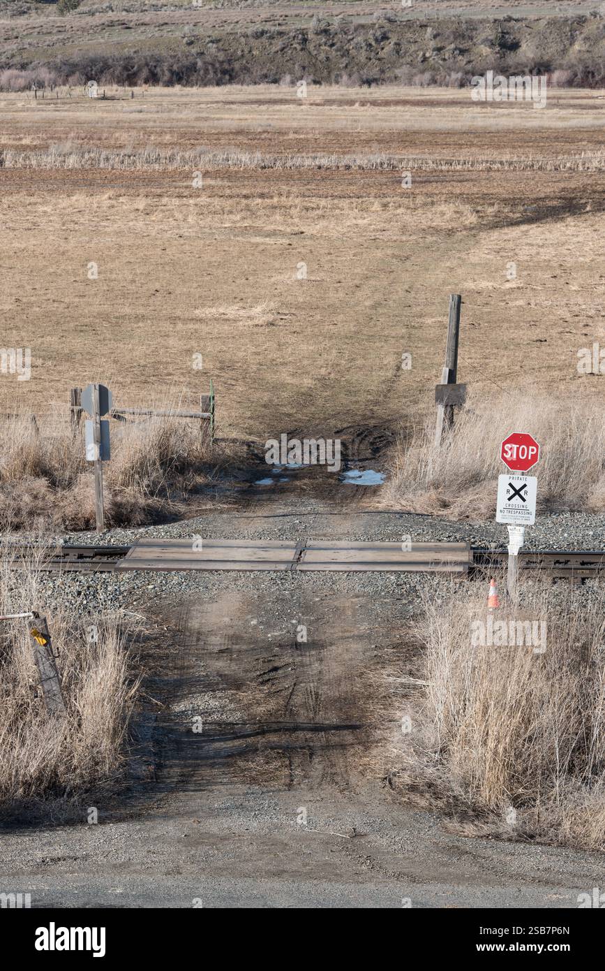 Railroad crossing sign america hi-res stock photography and images - Alamy