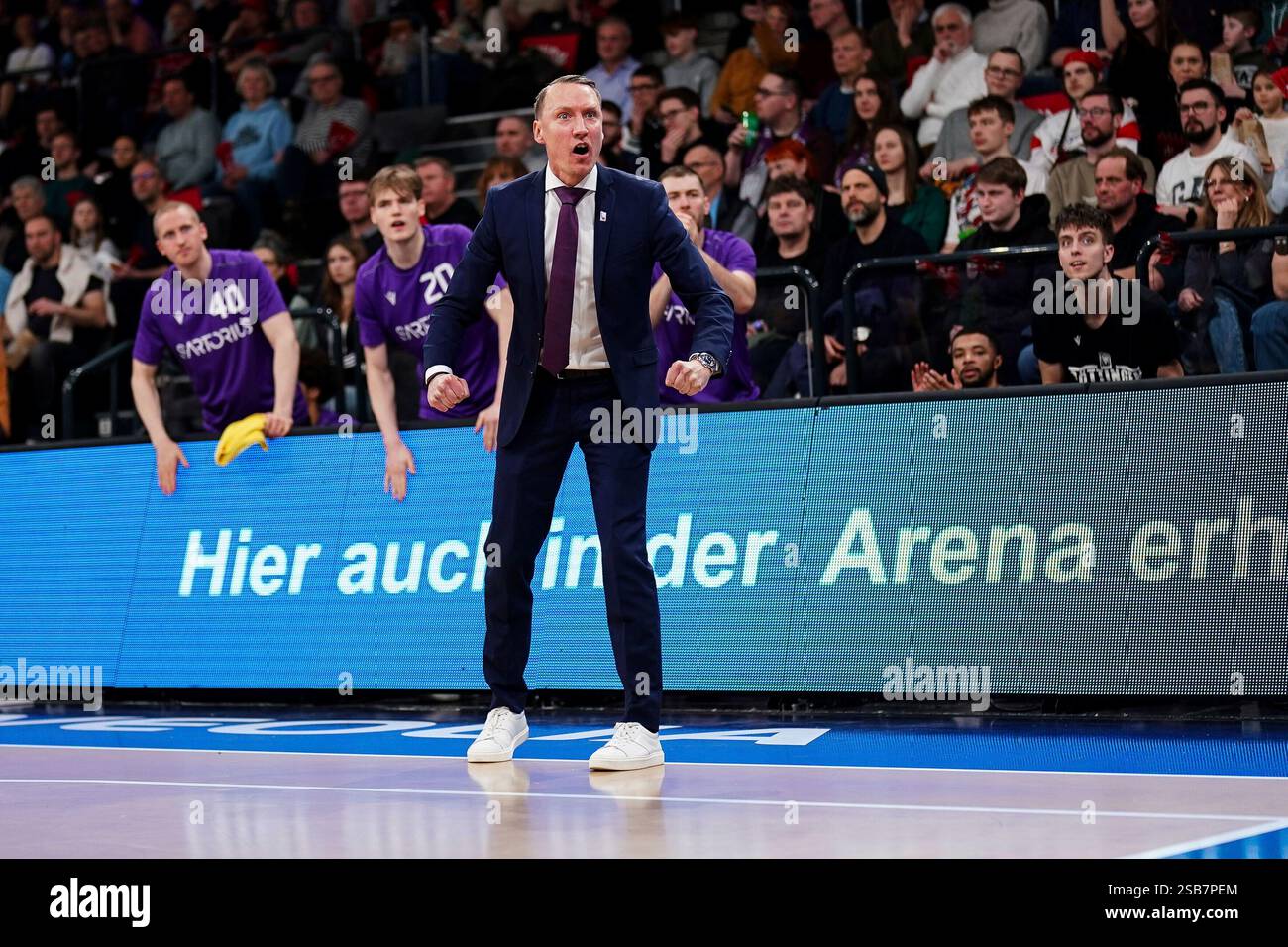 Hamburg, Deutschland. 01st Feb, 2025. Mikko Riipinen (BG Goettingen, Trainer) jubelt/Jubel, GER ...