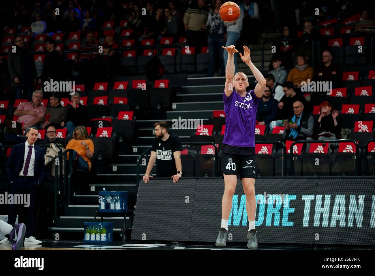 Hamburg, Deutschland. 01st Feb, 2025. Collin Welp (BG Goettingen, #40 ...