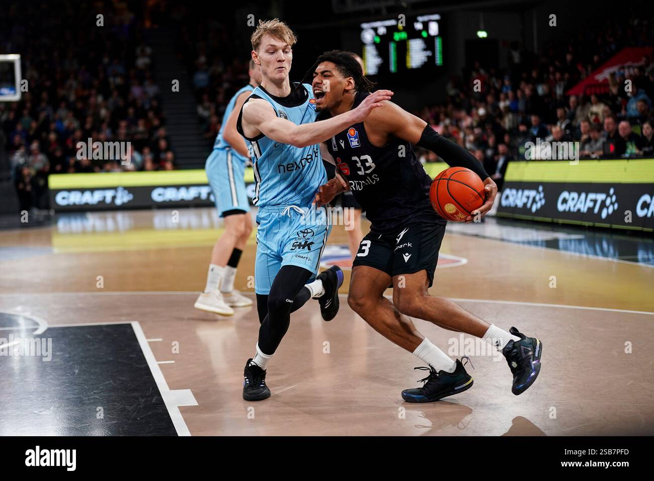 Hamburg, Deutschland. 01st Feb, 2025. Kostja Mushidi (BG Goettingen, #33) im Zweikampf mit Jared ...