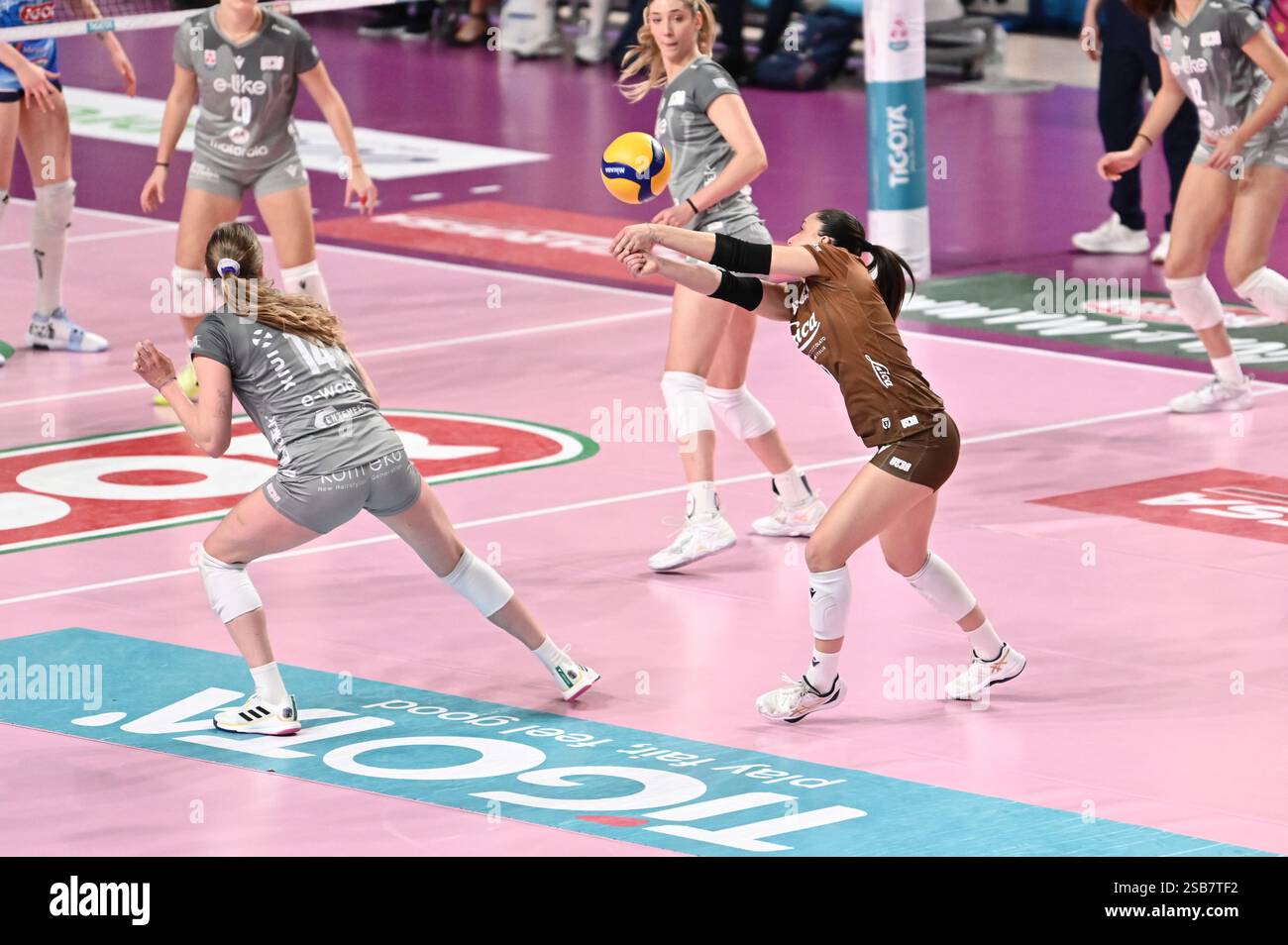 Novara, Italy. 01st Feb, 2025. Forearm pass of Federica Pelloni (Busto ...