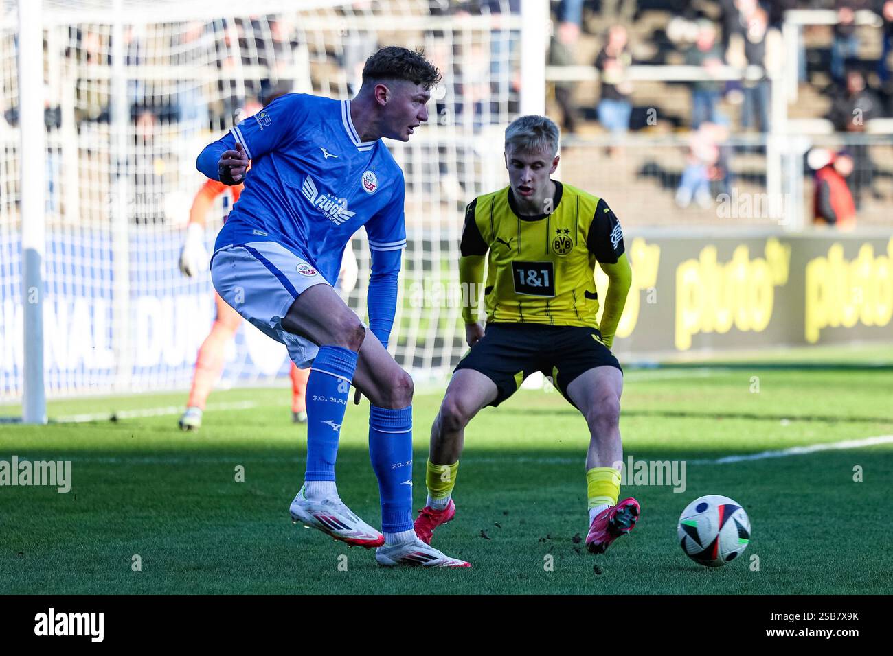 Ryan Naderi (20, FCH) im Duell mit Danylo Krevsun (43, BVB) Borussia ...