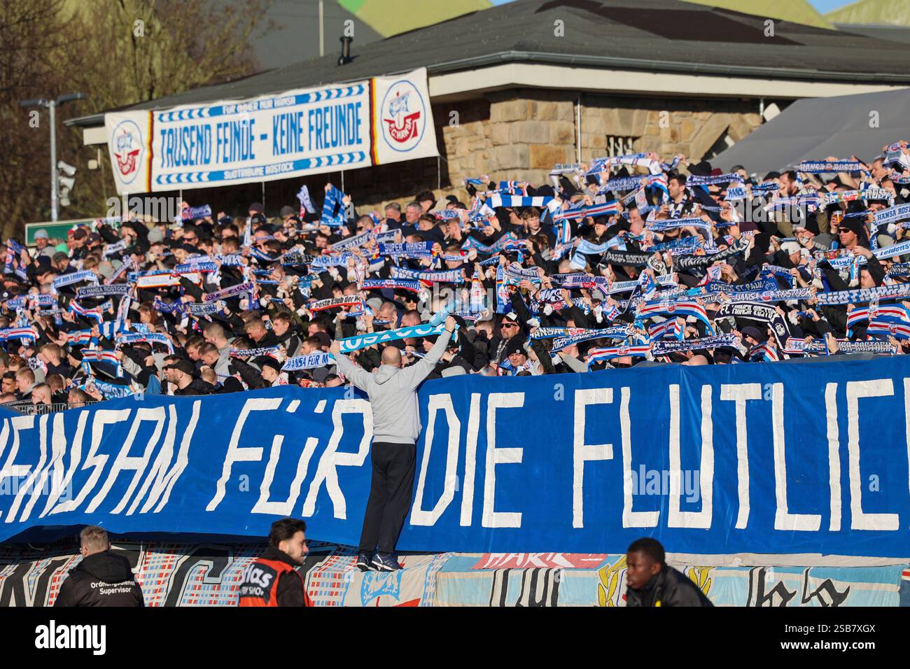 Schalparade und Banner: Fans, Ultras, Suptras von Hansa Rostock zeigen ...