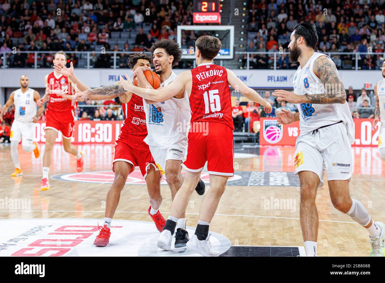 Gabriel Kuku (Bamberg Baskets, #03), Michael Devoe (Syntainics MBC, #00 ...