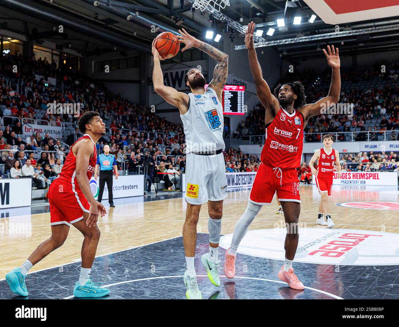 Martin Breunig (Syntainics MBC, #08), KeyShawn Feazell (Bamberg Baskets ...