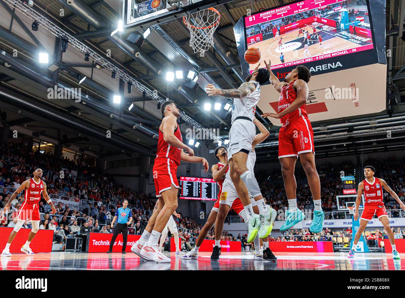 Filip Stanic (Bamberg Baskets, #65), Martin Breunig (Syntainics MBC ...
