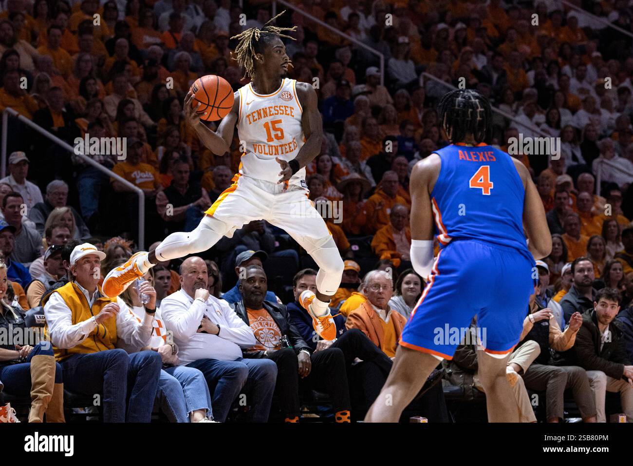 Tennessee guard Jahmai Mashack (15) saves the ball from going out of ...