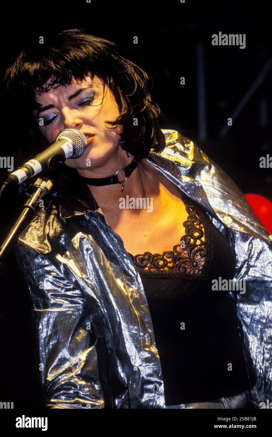 SARA SARA, READING FESTIVAL, 1998: The band SARA SARA playing The TINY ...
