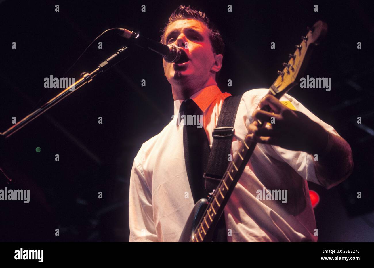 SNUG, READING FESTIVAL, 1998: James Deane of the power-pop band Snug ...