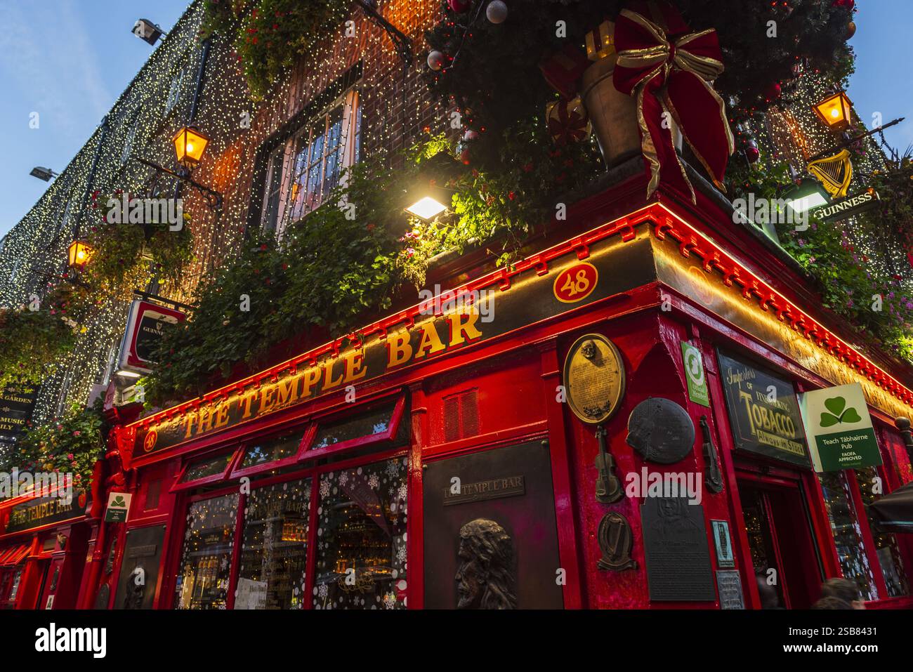 IRELAND. DUBLIN. TEMPLE BAR, A DISTRICT OF THE HISTORIC CENTRE RENOWNED ...
