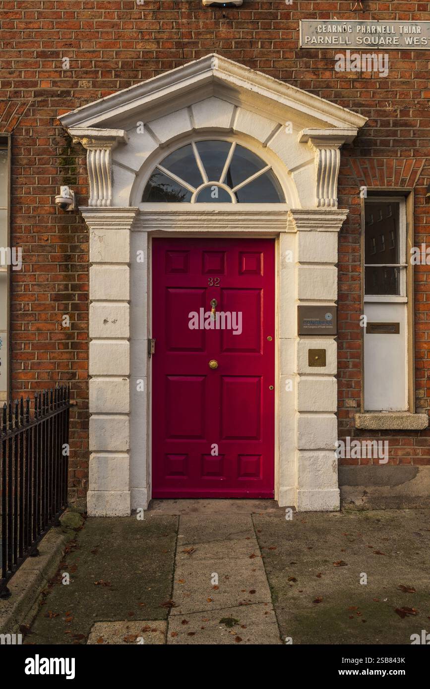 IRELAND, DUBLIN, BUILDING ENTRANCE IN DUBLIN, PARNELL SQUARE, O'CONNELL ...