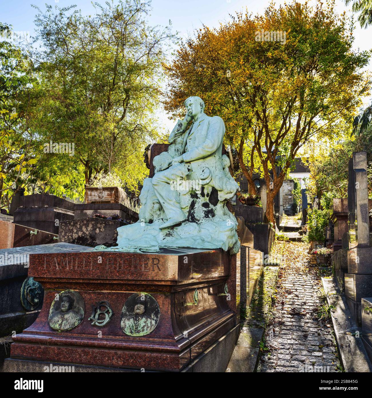 FRANCE. PARIS (75) 18TH DISTRICT. THE TOMBS OF SAINT-VINCENT CEMETERY ...