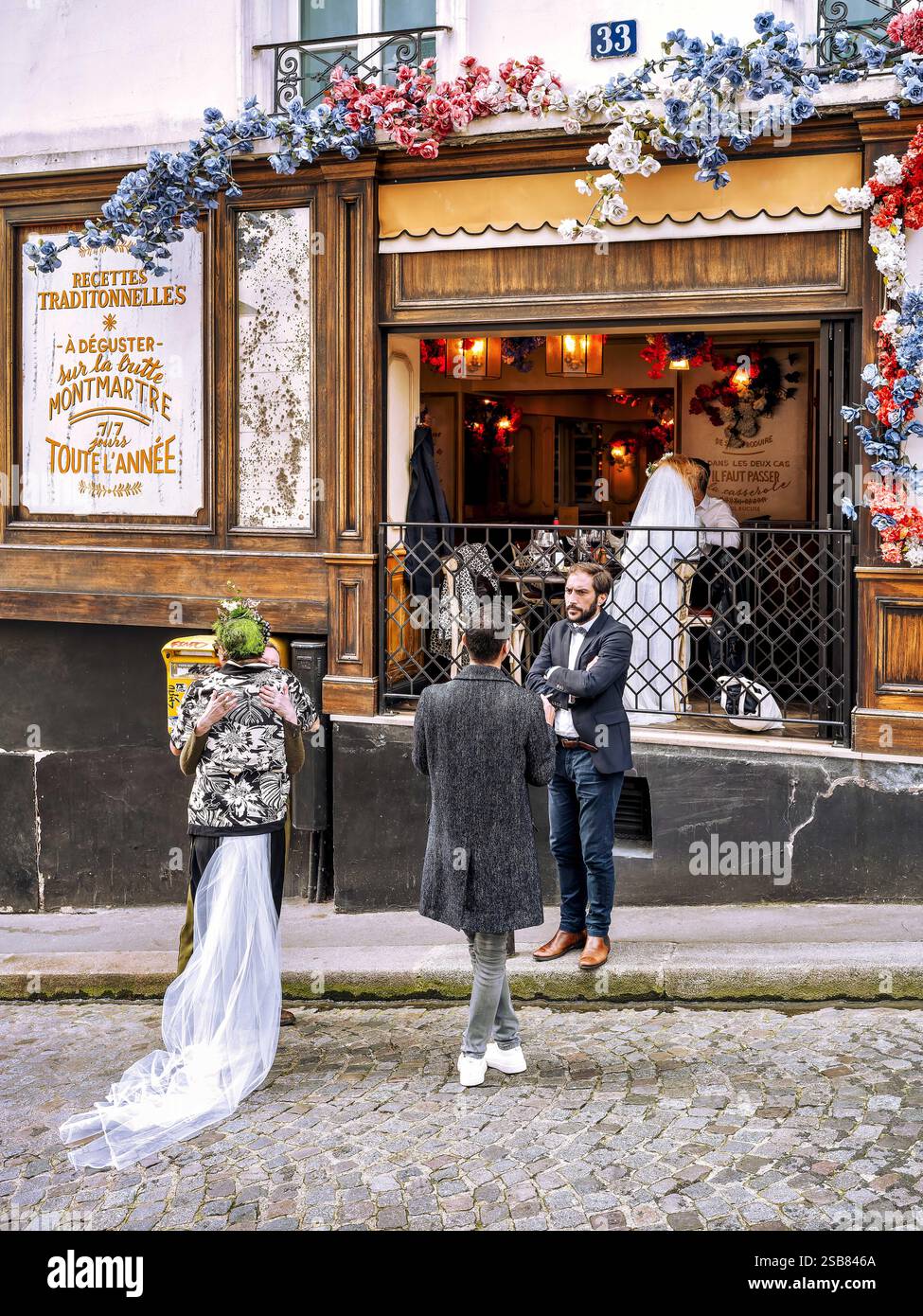 FRANCE. PARIS (75) 18TH DISTRICT. 'LE VRAI PARIS' BISTRO IN MONTMARTRE ...