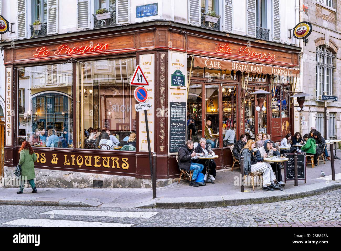 PARIS (75) 18TH DISTRICT. LE PROGRES CAFE IN MONTMARTRE Stock Photo - Alamy