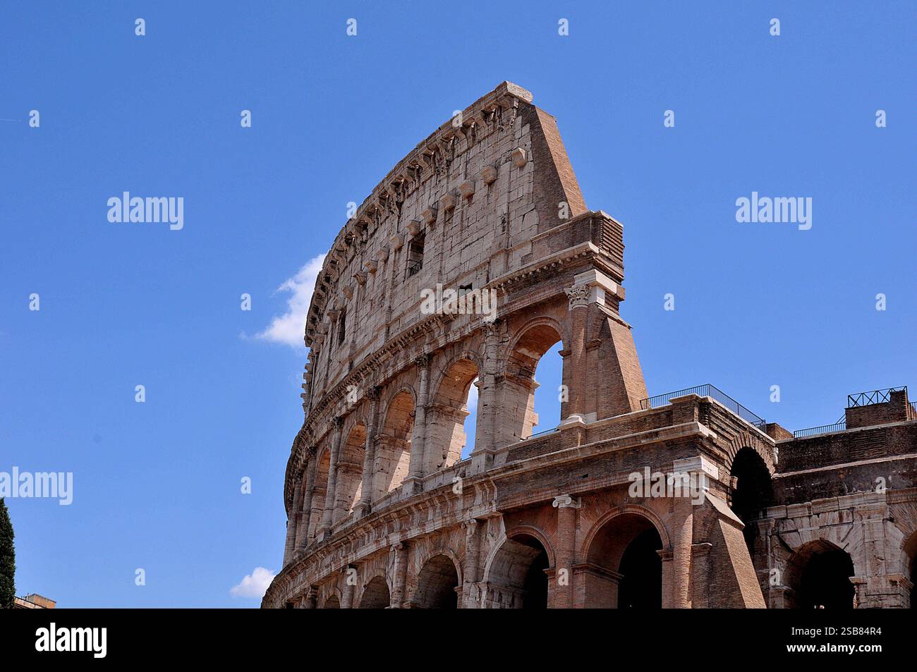 Rome / Italy 16.July 2019/Thousands of toruists from various ntions ...