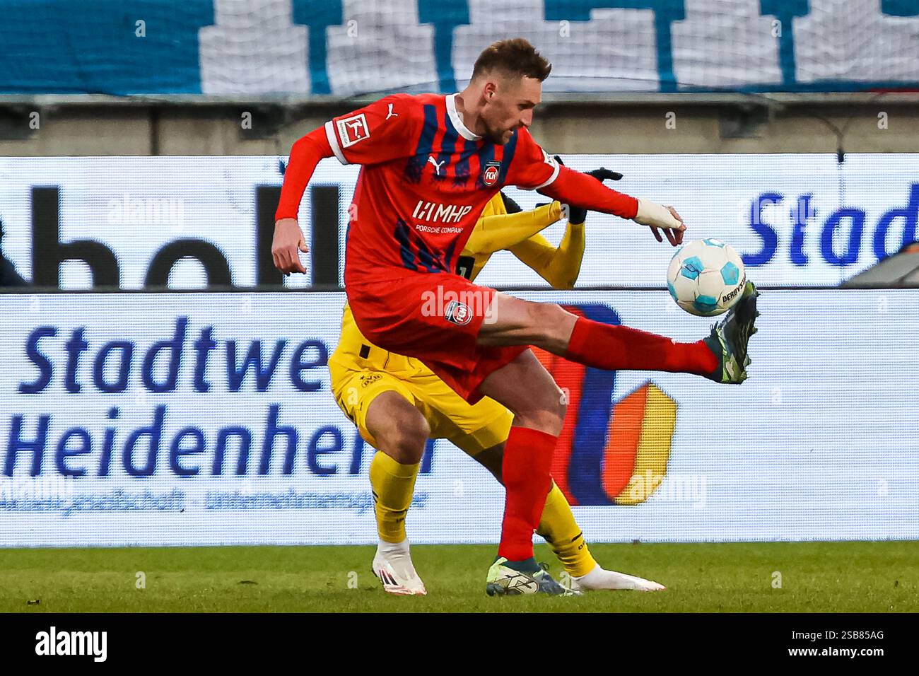 Patrick Mainka (1.FC Heidenheim, #06) GER, 1.FC Heidenheim vs. Borussia Dortmund, Fussball ...