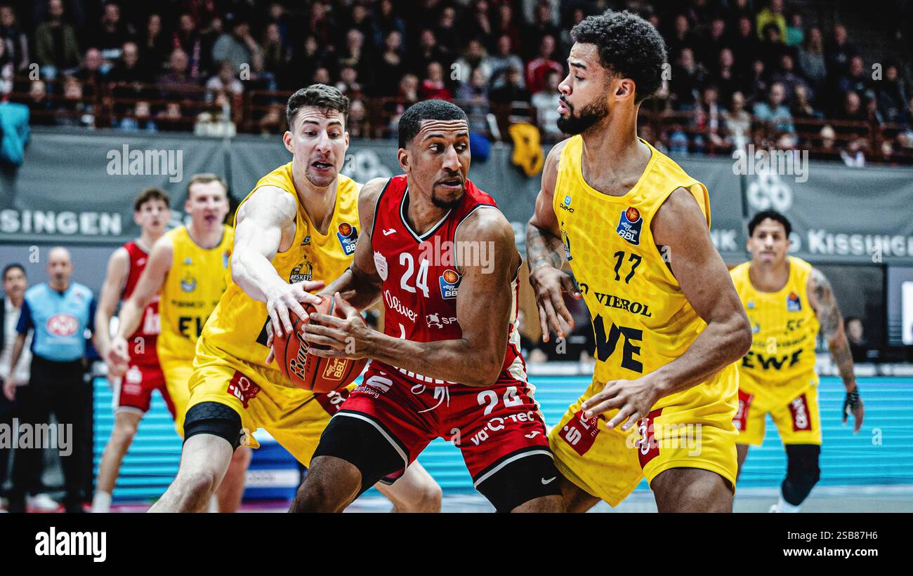 Im Bild: v.li. Alen Pjanic (EWE Baskets Oldenburg, 35), Aubrey Dawkins ...