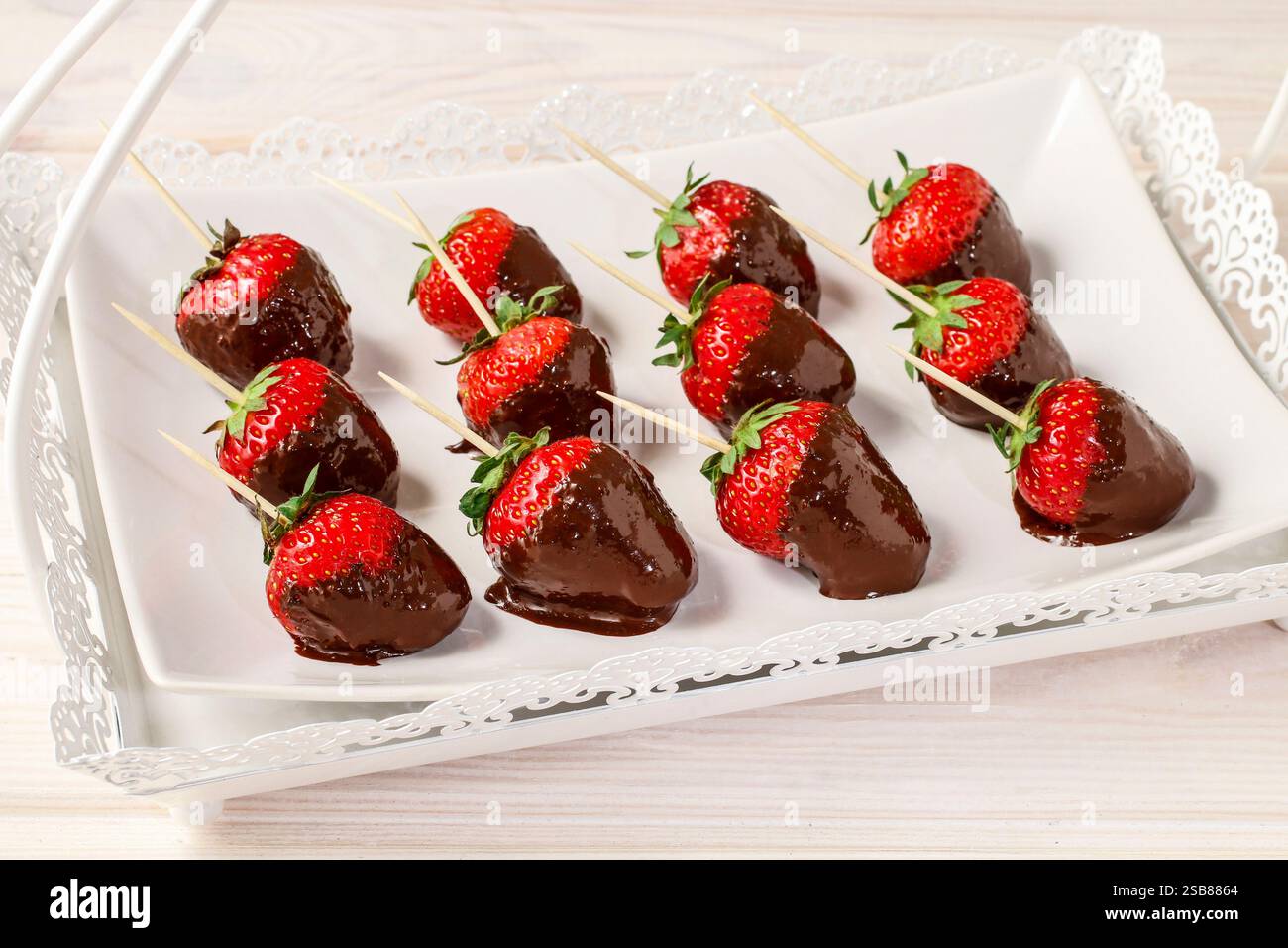 How to make chocolate dipped strawberries - tutorial, step by step ...